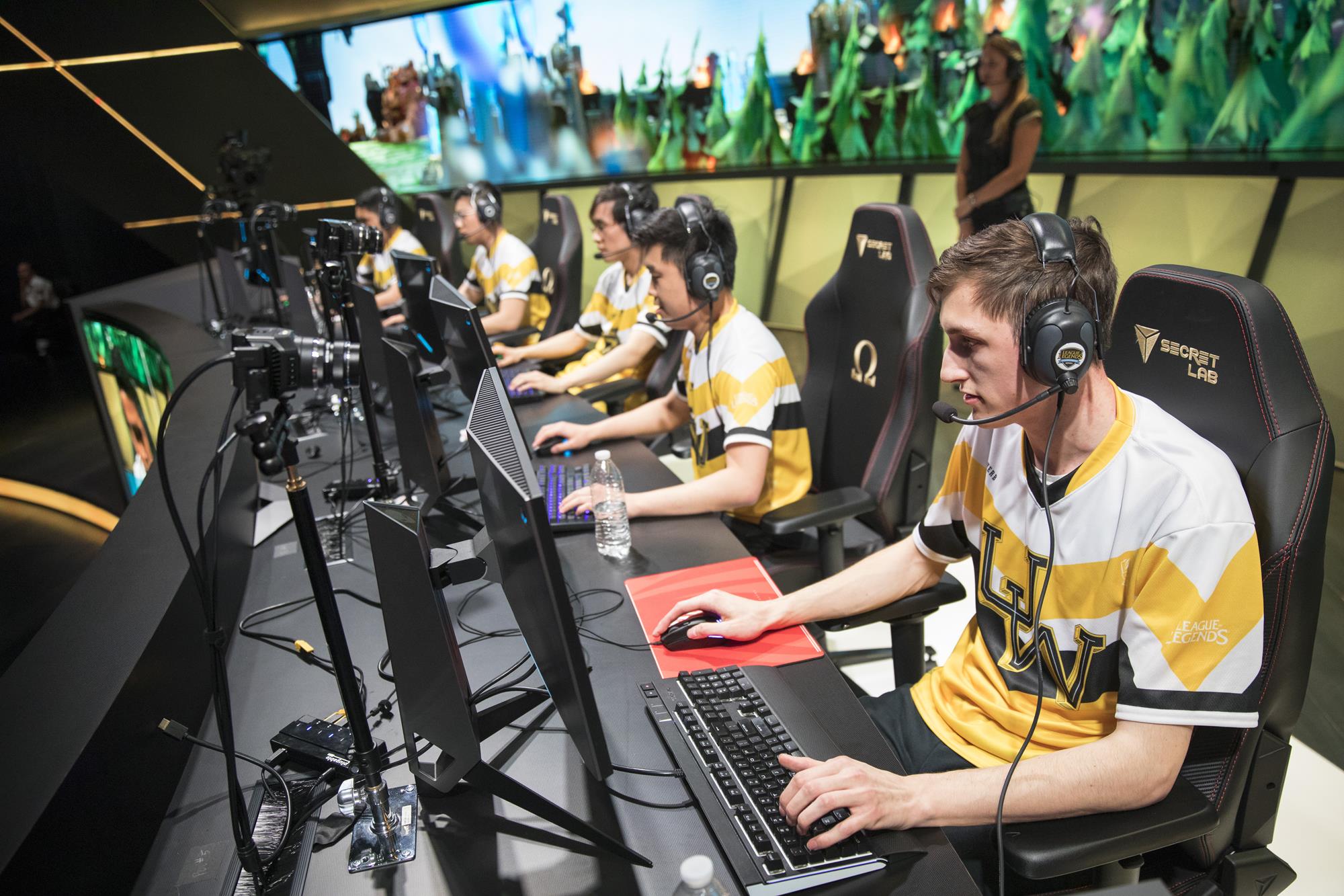 UW Esports Earns First Place at Mania Collegiate League’s Winter 2021 ...